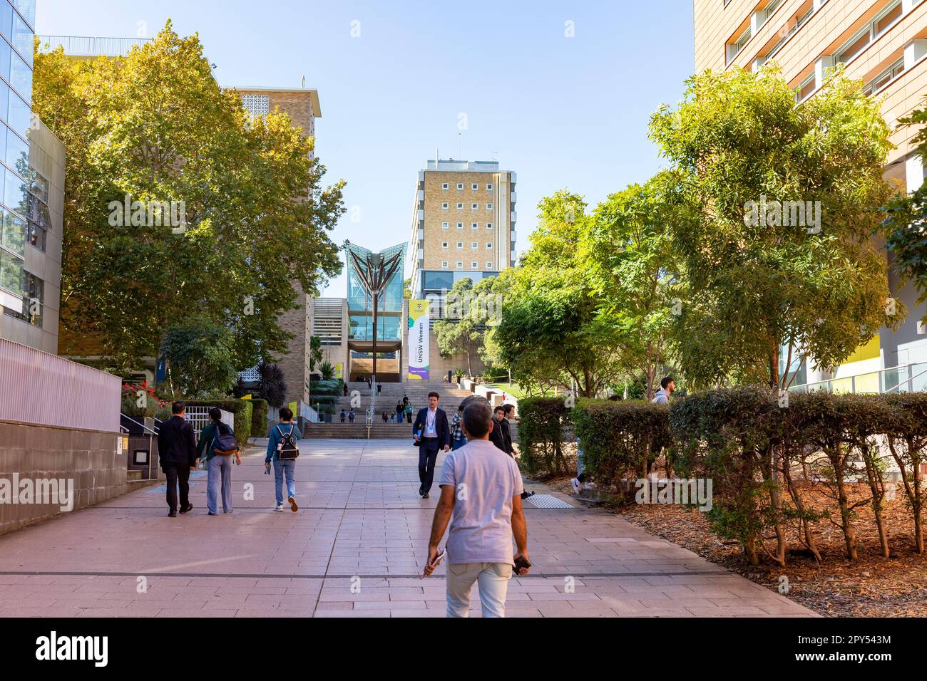 Students on UNSW University of New South Wales campus in Kensington ...