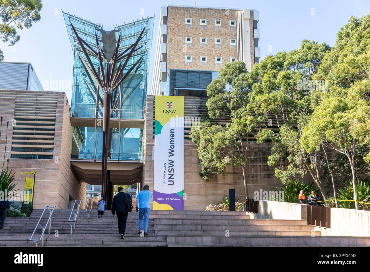 Students on UNSW University of New South Wales campus in Kensington ...