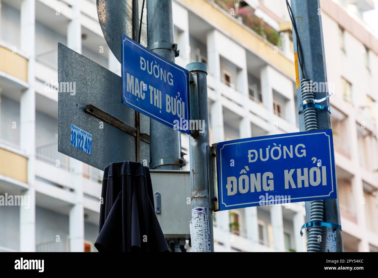 Vietnamese street sign hi-res stock photography and images - Alamy