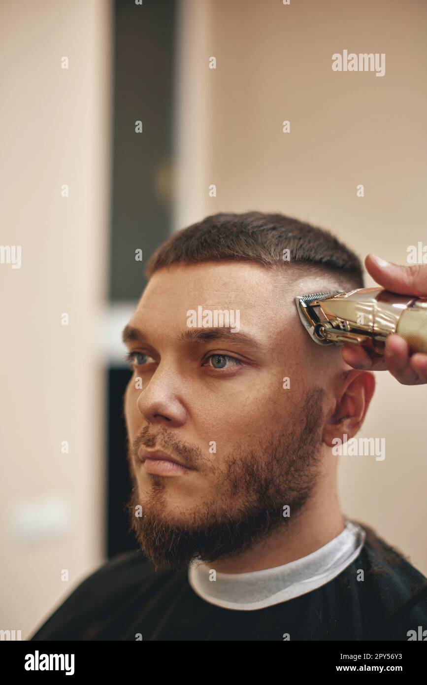 Man head shave salon hi-res stock photography and images - Alamy