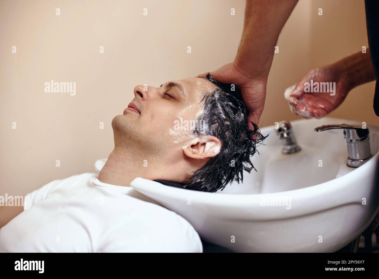 Hairdresser washing customer hair hi-res stock photography and images ...