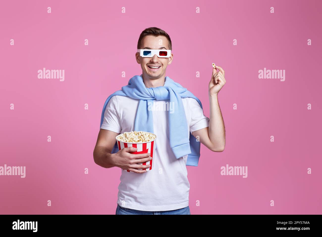 Cinema popcorn man hi-res stock photography and images - Alamy