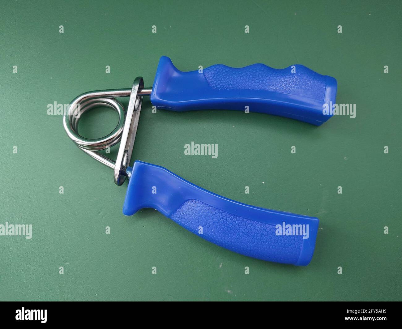 A man squeezes a hand expander Stock Photo - Alamy