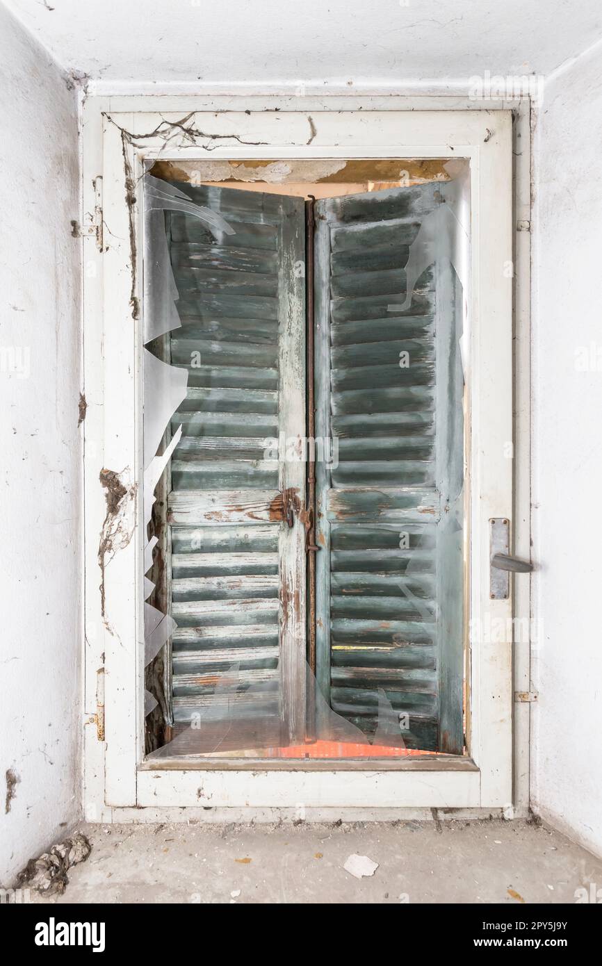 Broken front window hi-res stock photography and images - Alamy