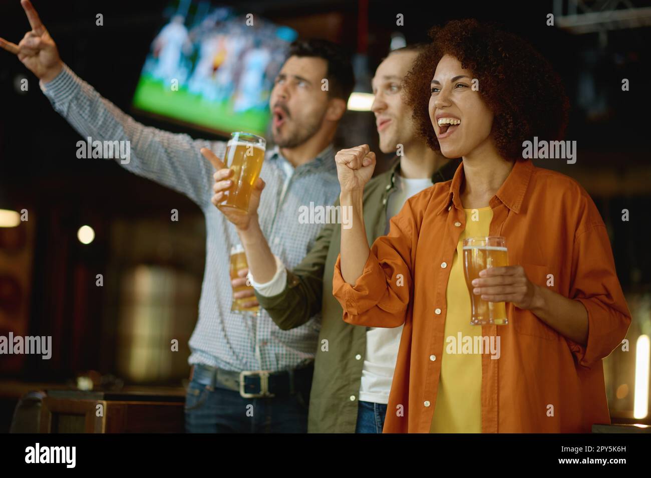 Female football fans pint hi-res stock photography and images - Alamy
