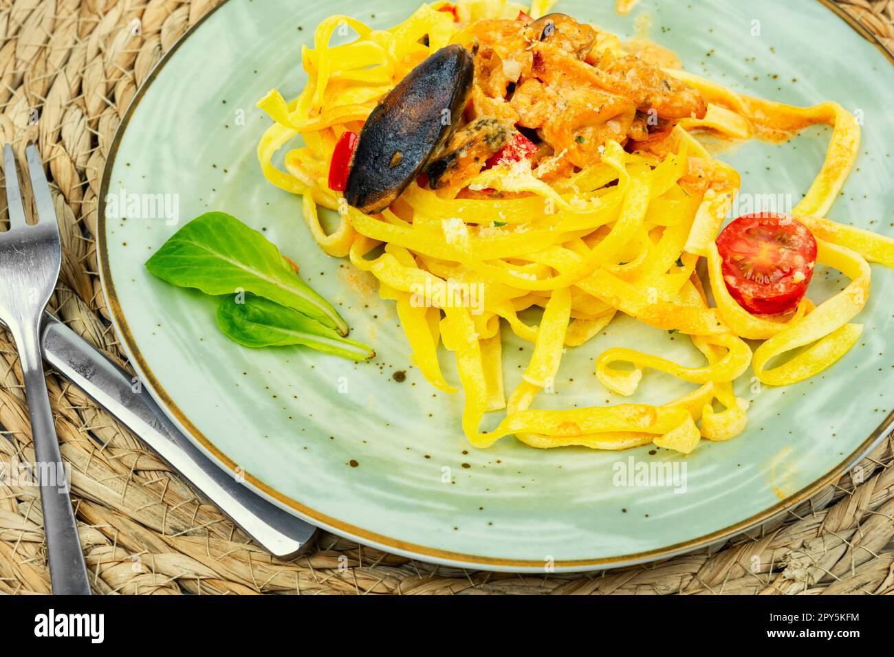 Spaghetti with mussel Stock Photo - Alamy