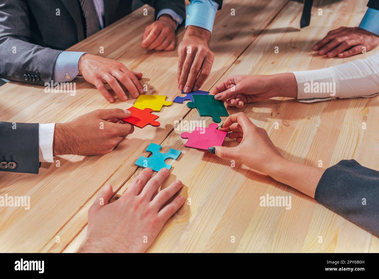 Business teamwork puzzle hi-res stock photography and images - Alamy