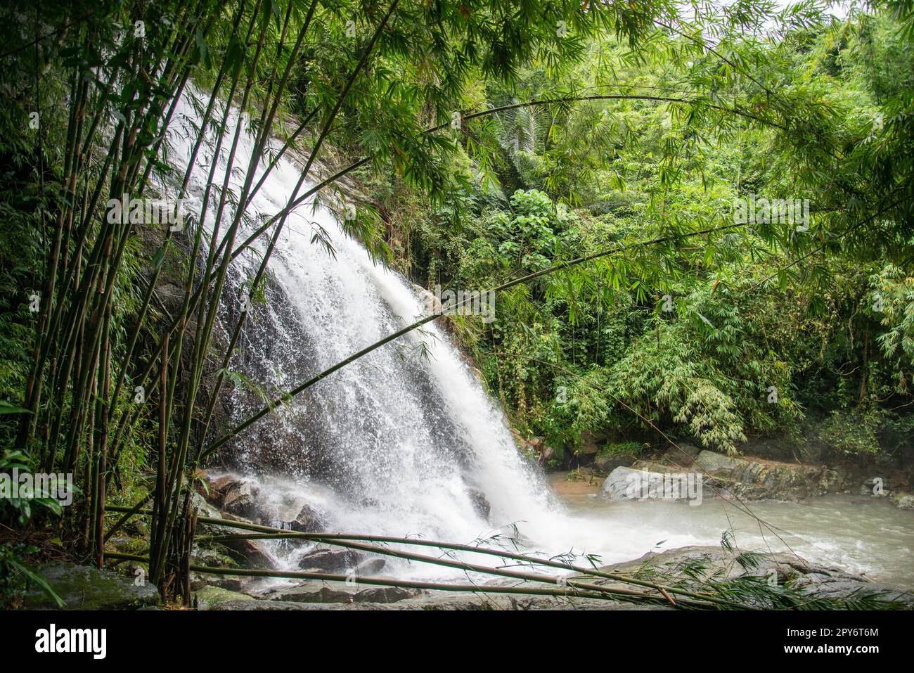 THAILAND PRACHUAP BANG SAPHAN SAI KHU WATERFALL Stock Photo - Alamy