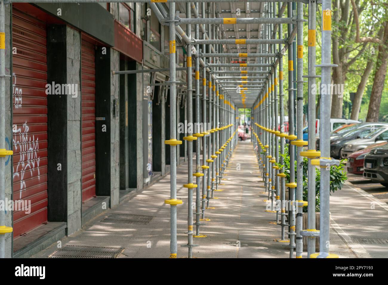 Interlocking scaffolding hi-res stock photography and images - Alamy