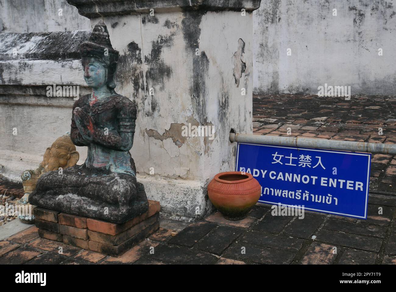 Lady cannot enter sign at Buddhist temple in Thailand Stock Photo - Alamy