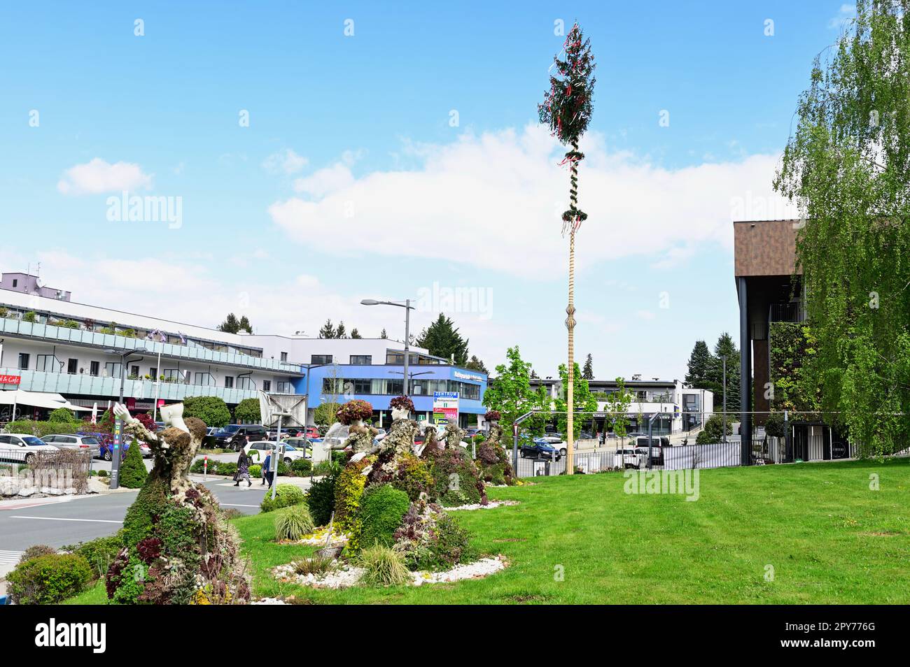 Village maypole hi-res stock photography and images - Alamy