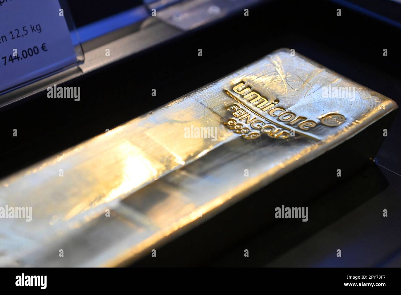 12 5 kg gold bar hi-res stock photography and images - Alamy