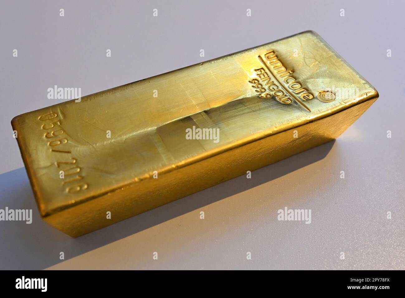 12 5 kg gold bar hi-res stock photography and images - Alamy
