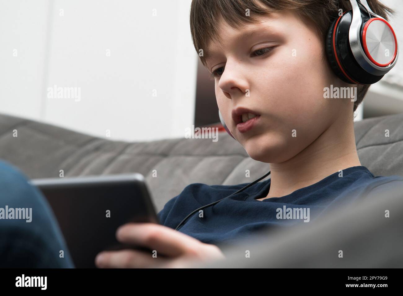 Watching watch listening listen speaker hi-res stock photography and ...