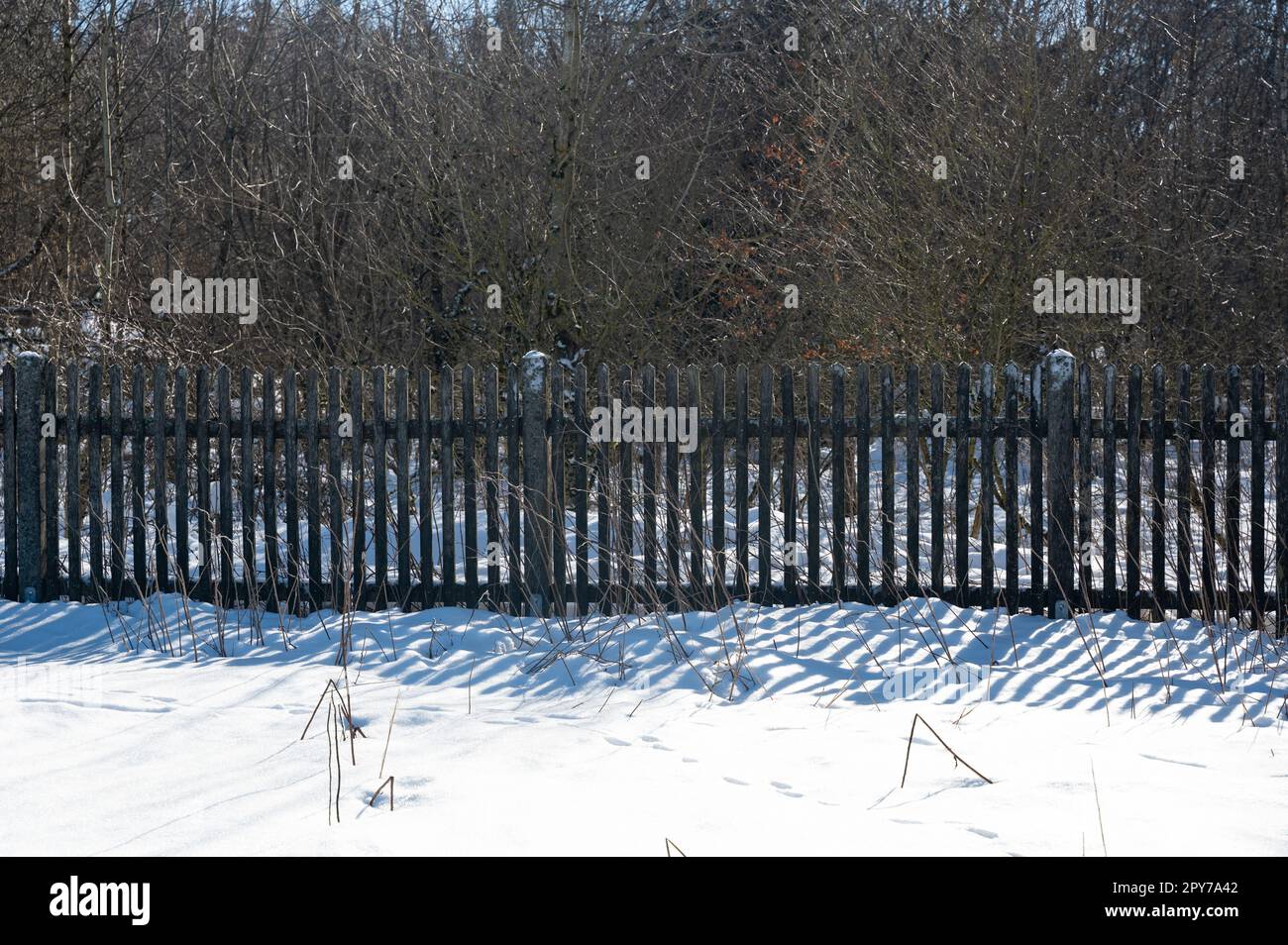 Picket fence covered snow hi-res stock photography and images - Alamy