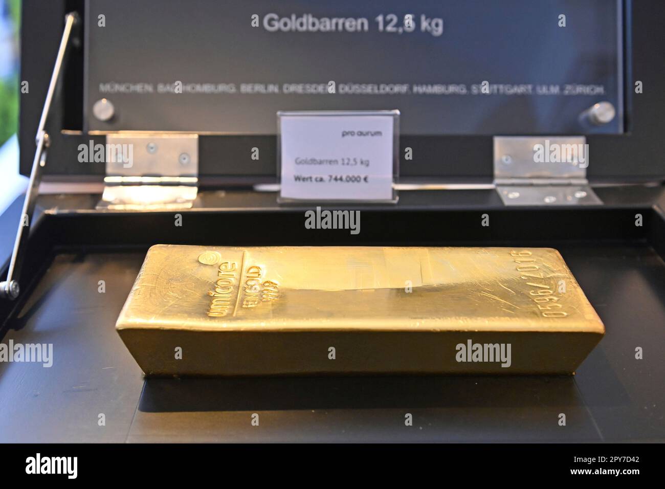 12 5 kg gold bar hi-res stock photography and images - Alamy
