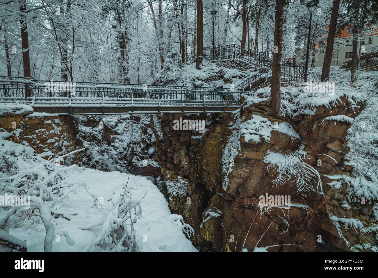 Snowy landscape stone bridge hi-res stock photography and images - Alamy