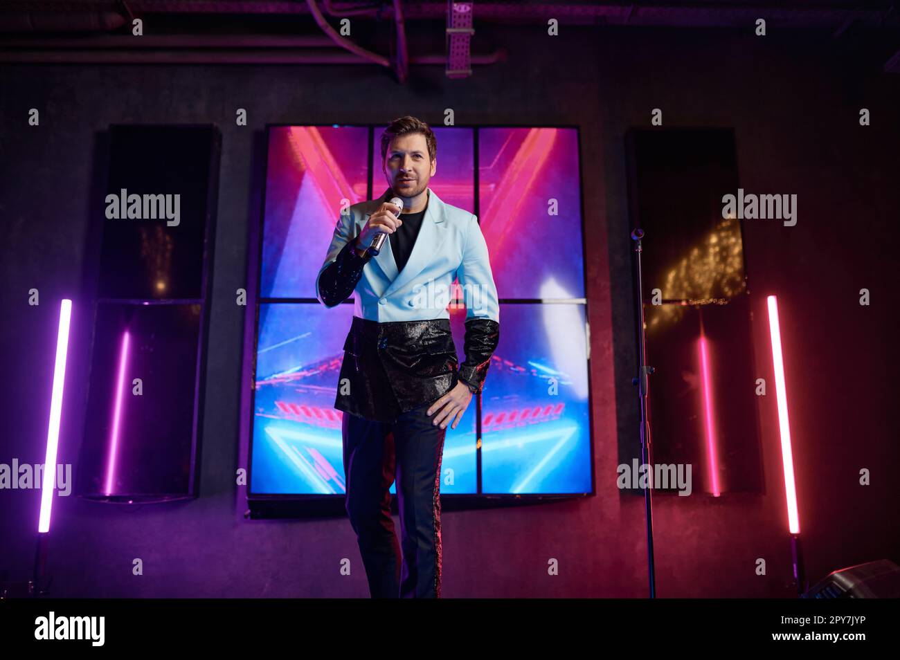 Singer microphone hi-res stock photography and images - Alamy