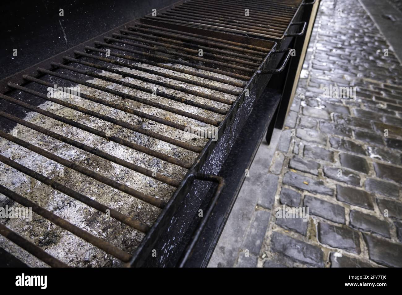 Old rusty barbecue grill Stock Photo - Alamy
