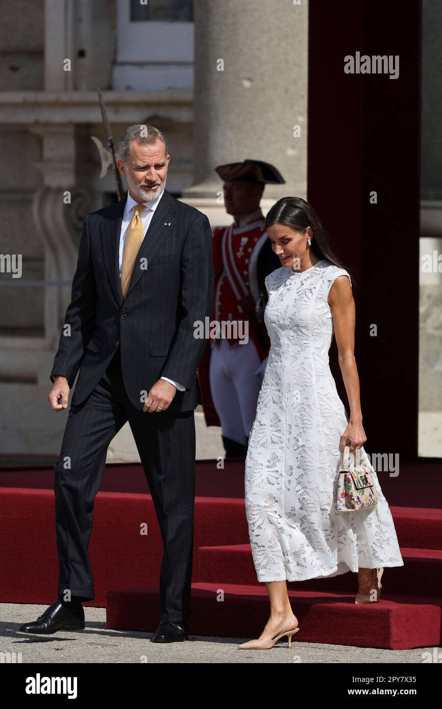 King Felipe and Queen Letizia awaiting the arrival of Colombian ...