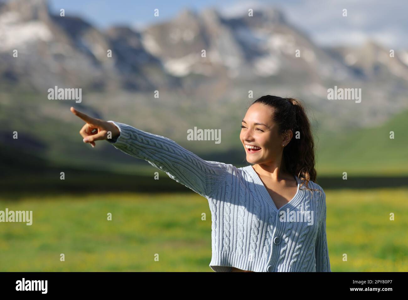 Girl pointing sun hi-res stock photography and images - Alamy