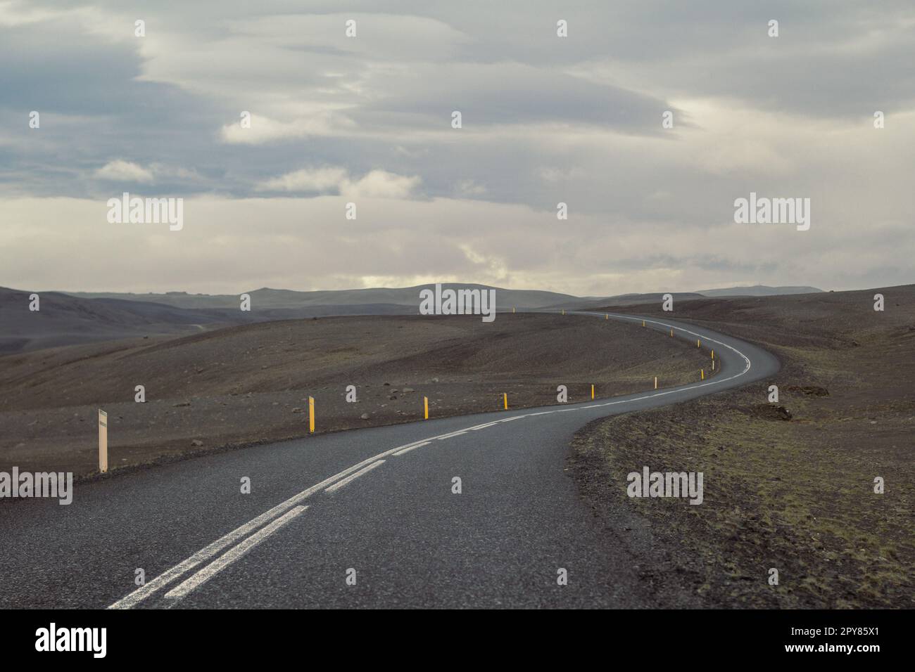 Empty road background hi-res stock photography and images - Alamy