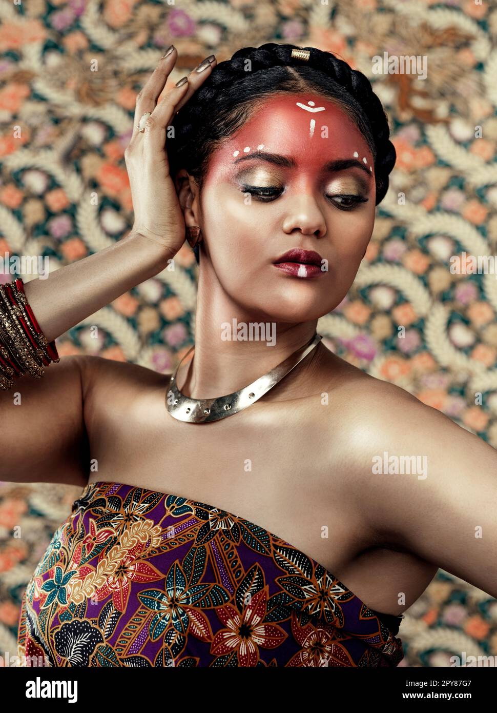 Traditional attire 20s hi-res stock photography and images - Alamy