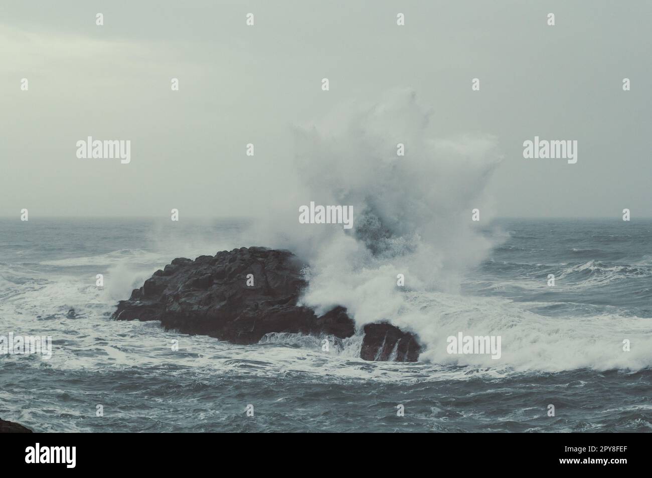 Rock in water splash hi-res stock photography and images - Alamy