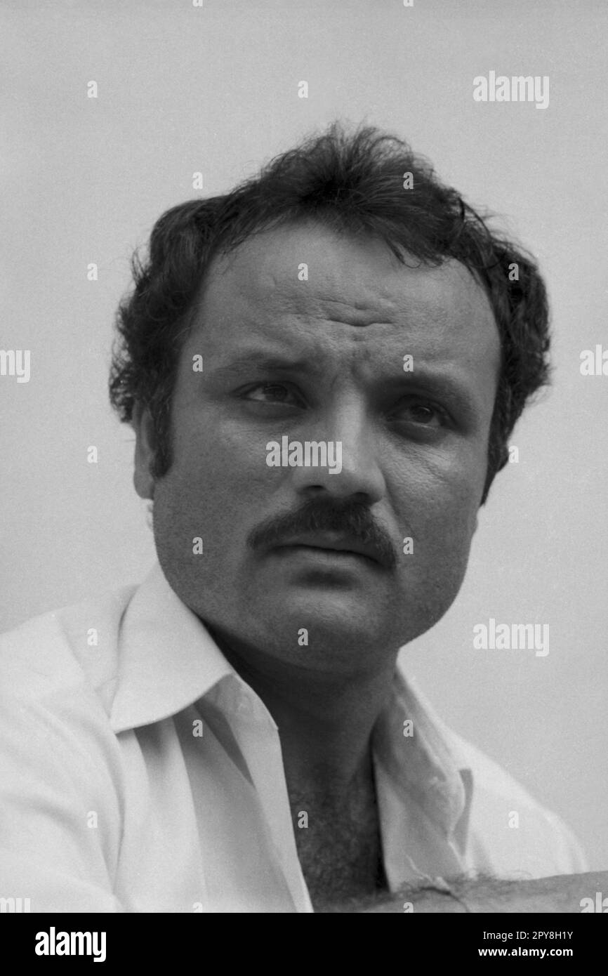 Indian old vintage 1980s black and white bollywood cinema hindi movie ...