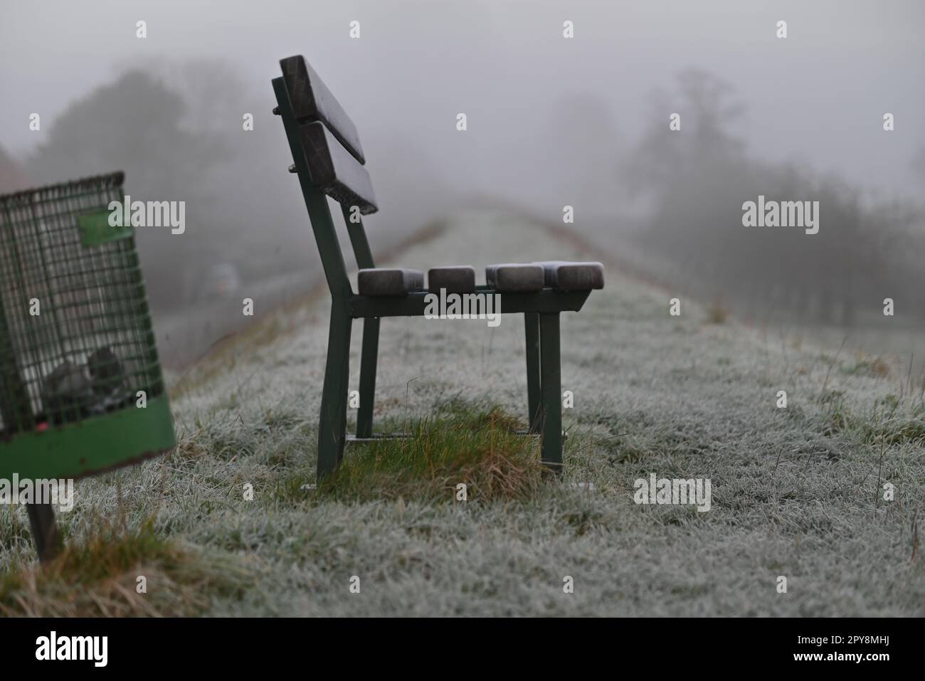 Bench dustbin hi-res stock photography and images - Alamy