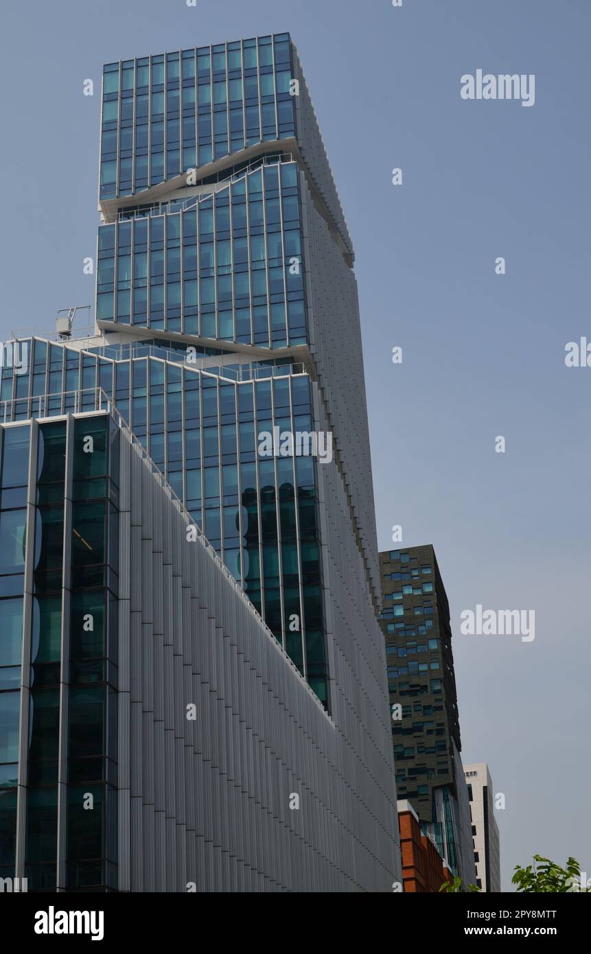 Skyscraper against the sky hi-res stock photography and images - Alamy