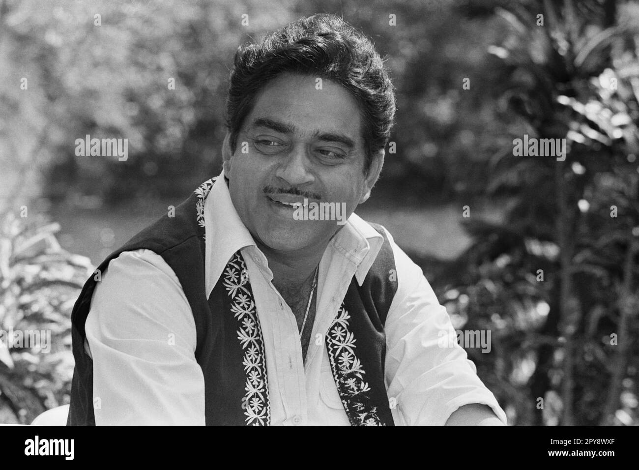 Indian old vintage 1980s black and white bollywood cinema hindi movie ...