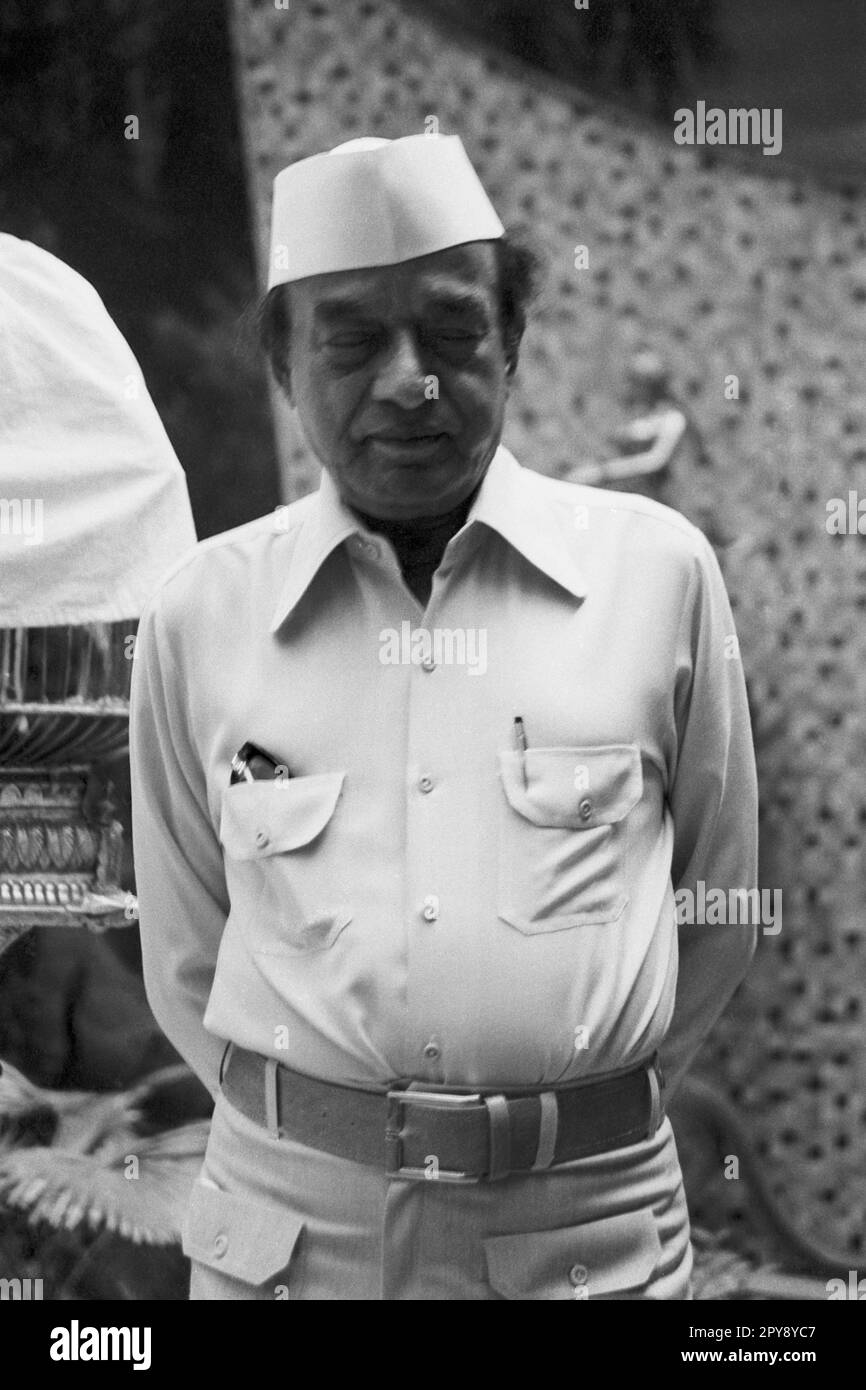 Indian old vintage 1980s black and white bollywood cinema hindi movie ...