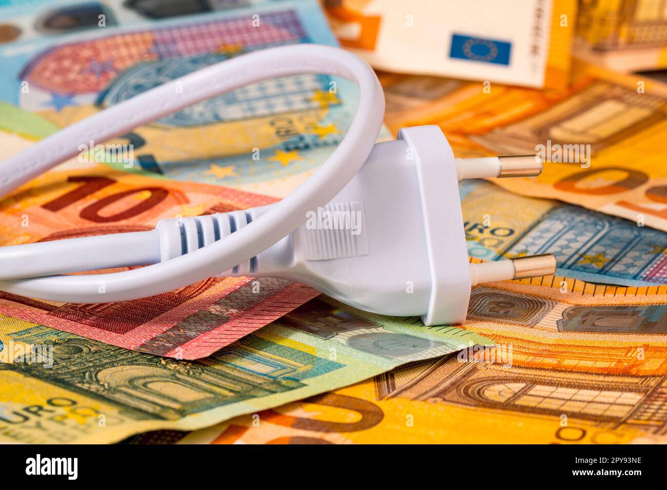 Currency pile hi-res stock photography and images - Alamy