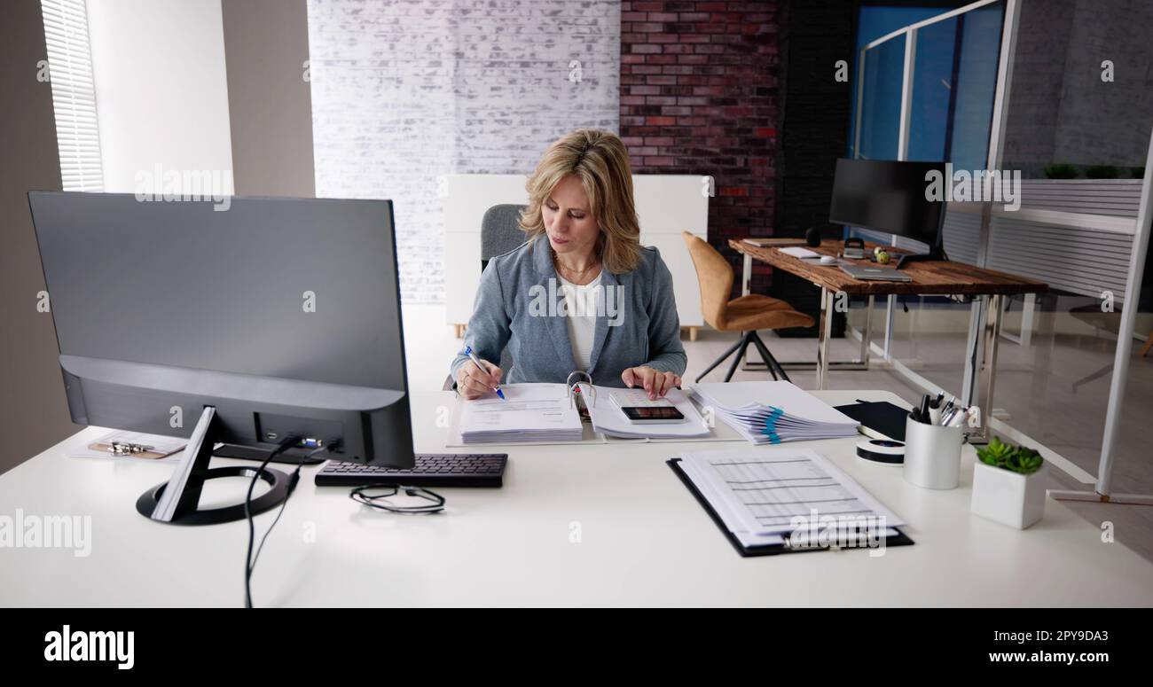 Accountant woman hi-res stock photography and images - Alamy