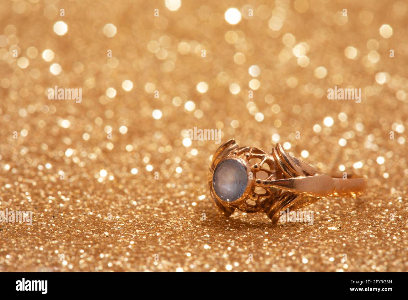 On gold background hi-res stock photography and images - Alamy