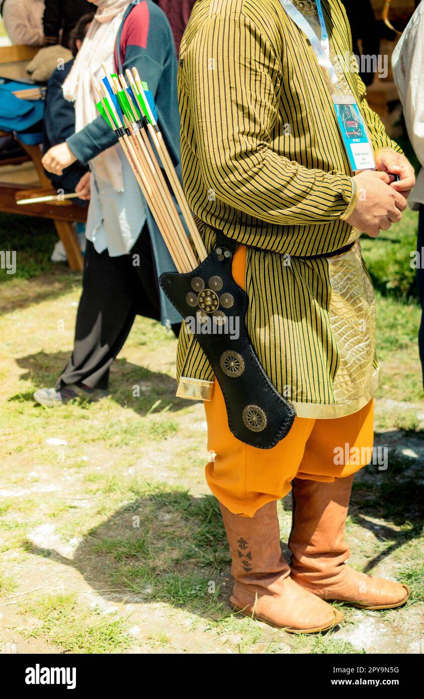 Old style wooden arrows in the case of an archer Stock Photo - Alamy