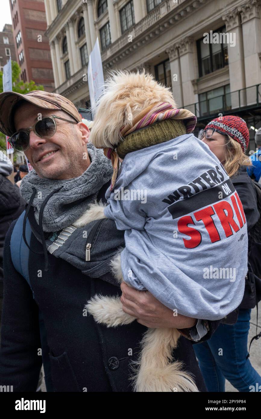 Writers Guild of America, picket line in Midtown Manhattan drew large ...