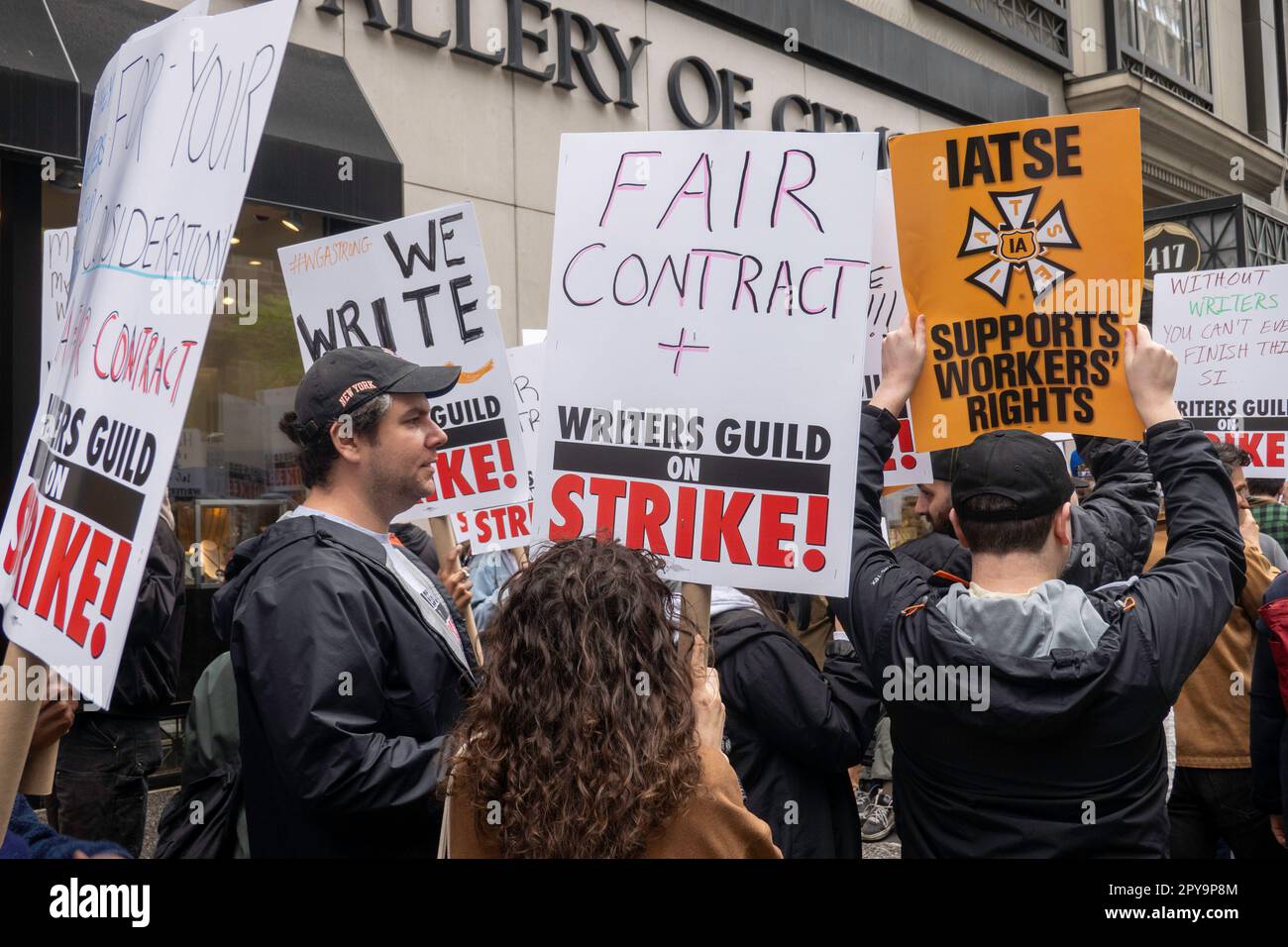 Writers Guild of America, picket line in Midtown Manhattan drew large ...