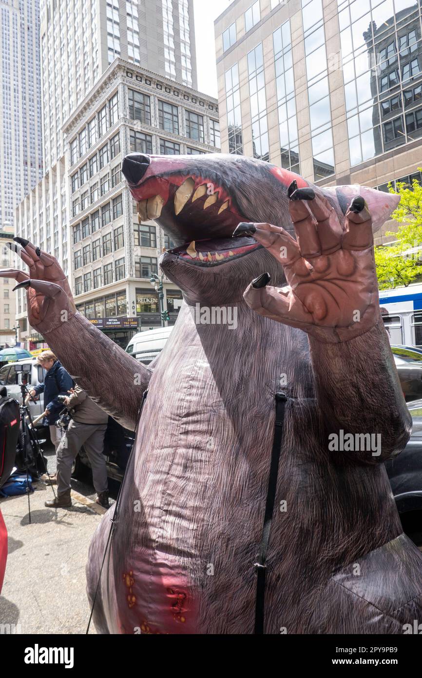 Writers Guild of America, picket line in Midtown Manhattan drew large ...