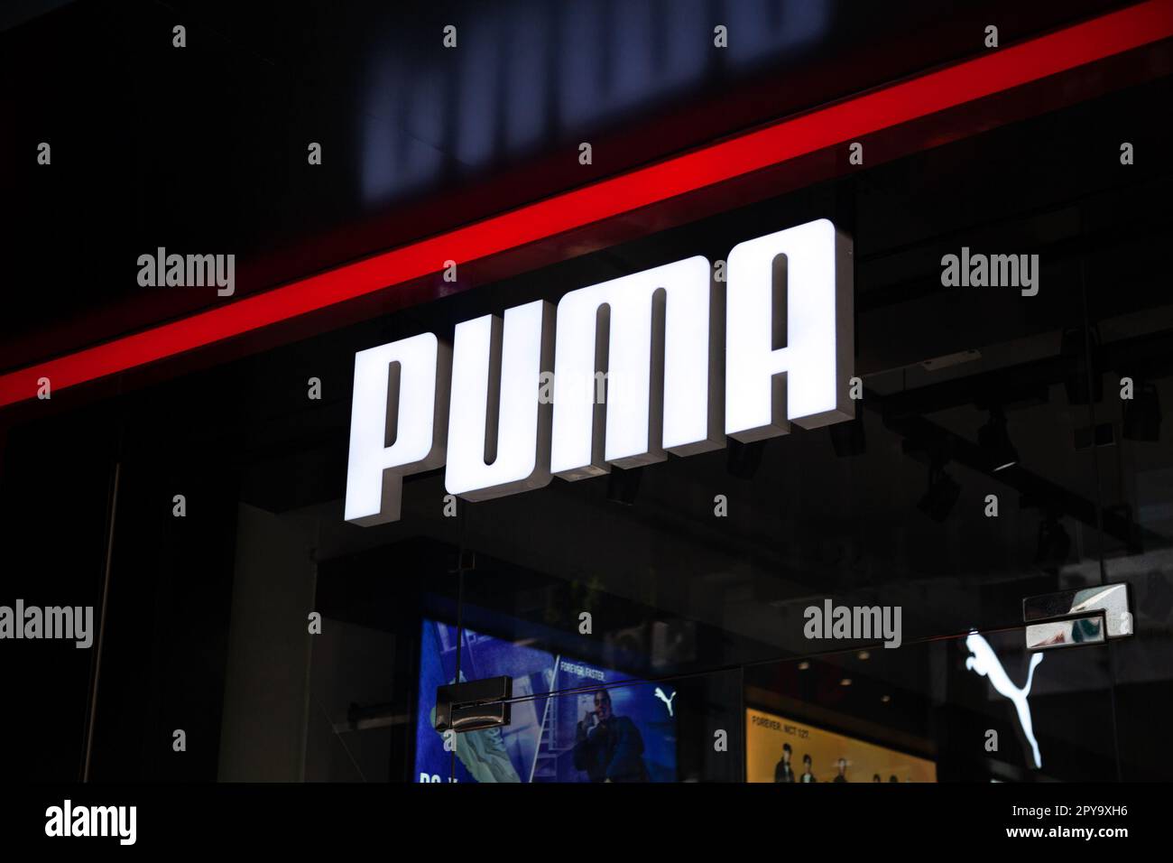 Puma logo hi-res stock photography and images - Alamy