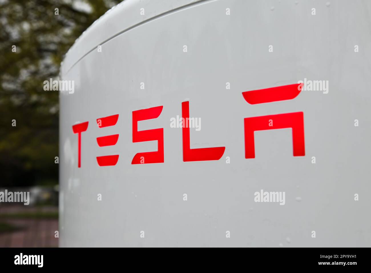 Tesla Supercharger close up, 480-volt fast-charging technology for ...