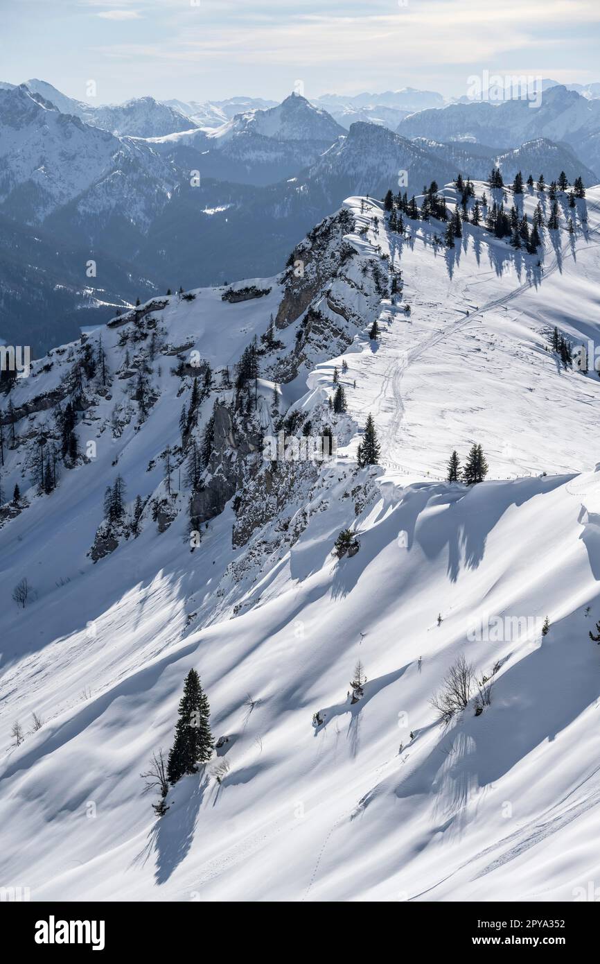 Berge im Winter, Blick auf die Chiemgauer Alpen mit Schnee, Bayern ...