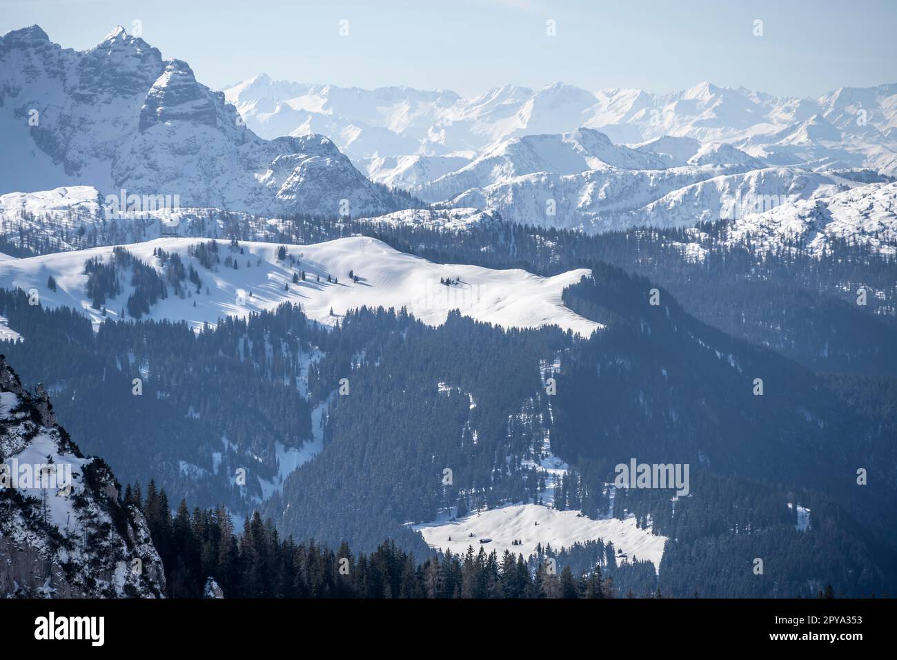 Berge im Winter, Blick auf die Chiemgauer Alpen mit Schnee, Bayern ...