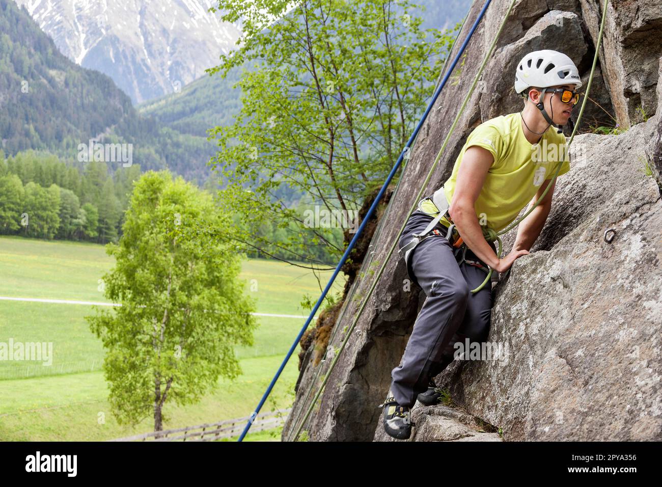 Singer mountain hi-res stock photography and images - Alamy