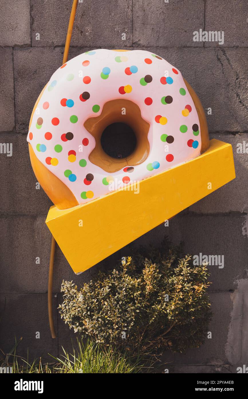 Giant donut sign hi-res stock photography and images - Alamy