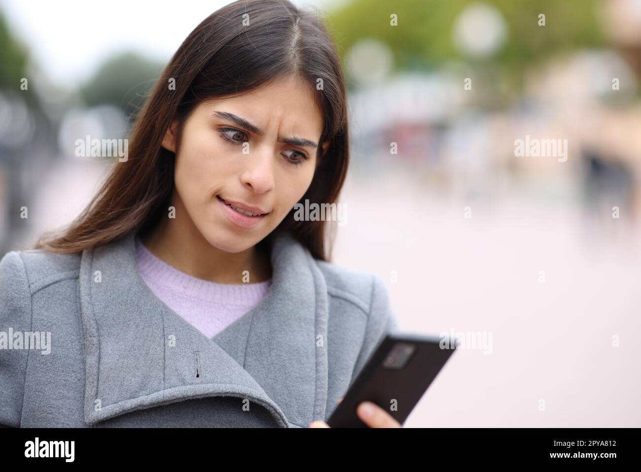 Woman walk in street phone hi-res stock photography and images - Alamy
