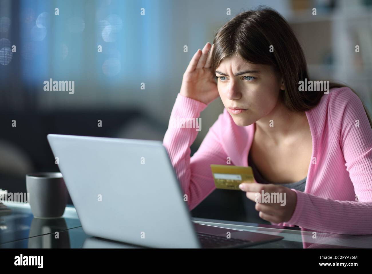 Teen girl worried hi-res stock photography and images - Alamy