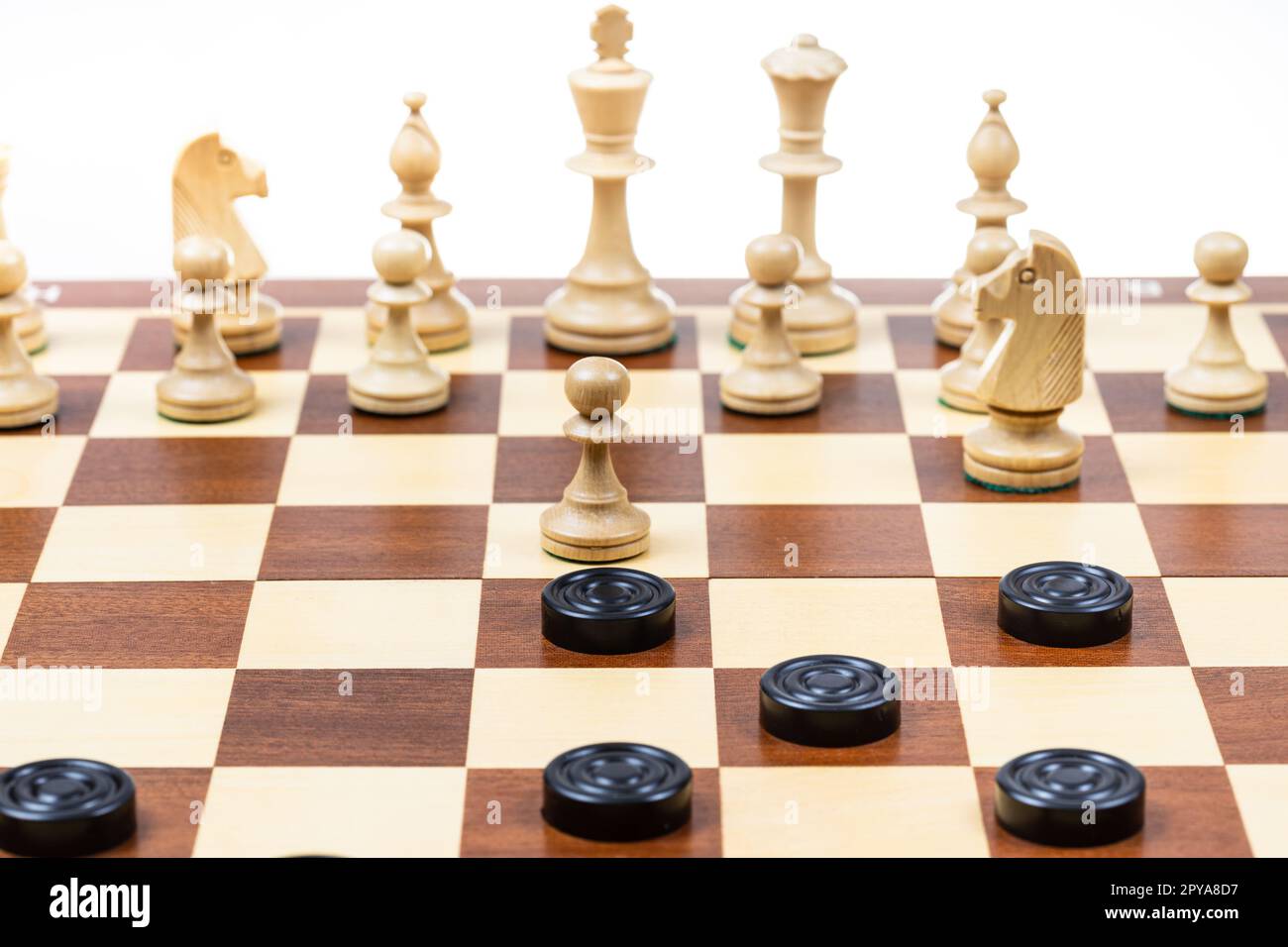 Playing chess checkers wooden hi-res stock photography and images - Alamy