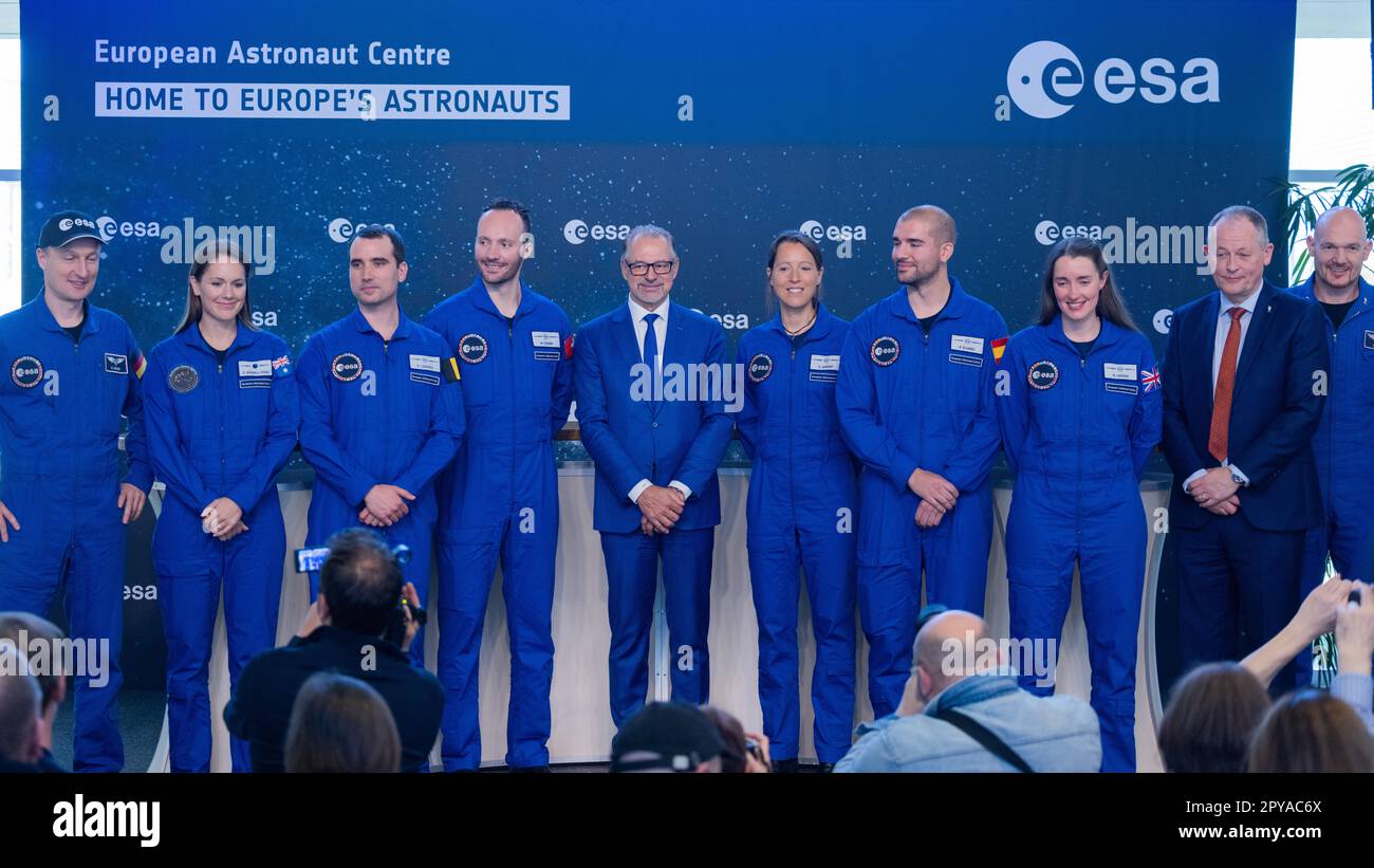 03 May 2023, North Rhine-Westphalia, Cologne: Matthias Maurer (l), astronaut, and Andreas Gerst ...